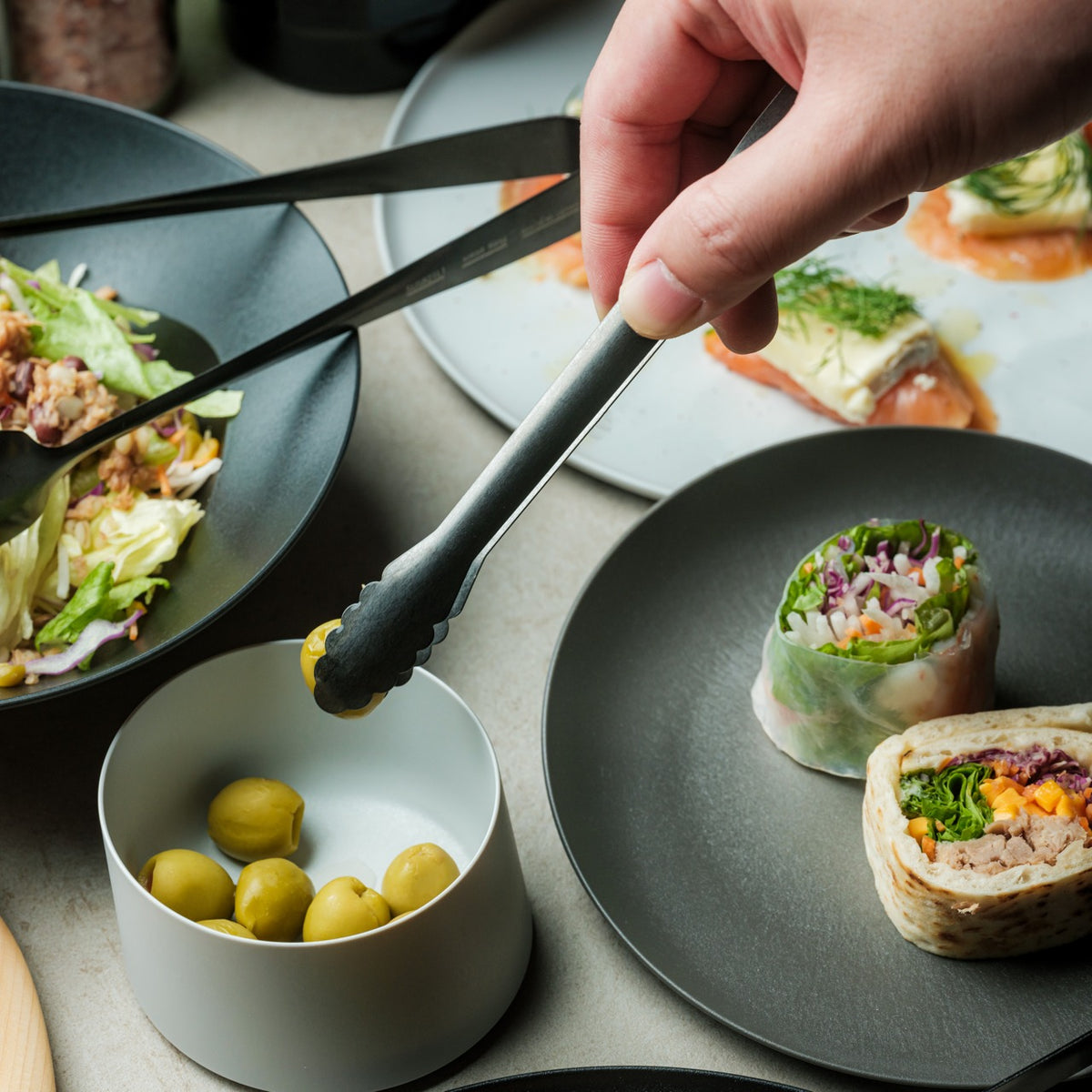 Obsidian Black Mini Grip Tongs – Yanko Design Select